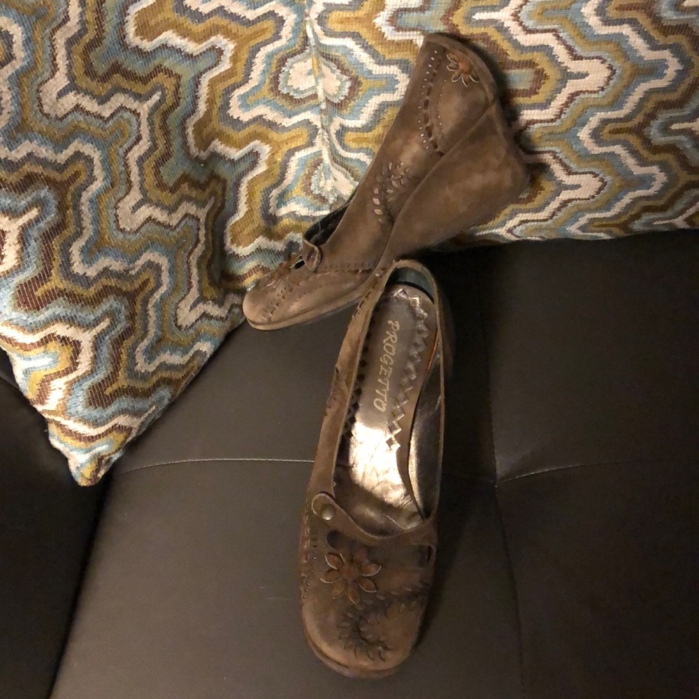 Beautiful Suede Progetto Shoes W/Gorgeous Detail - Gem